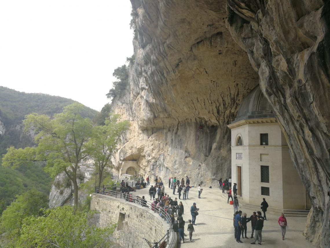 Tempio di Valadier e Grotte di Frasassi: due gioielli incastonati nella ...