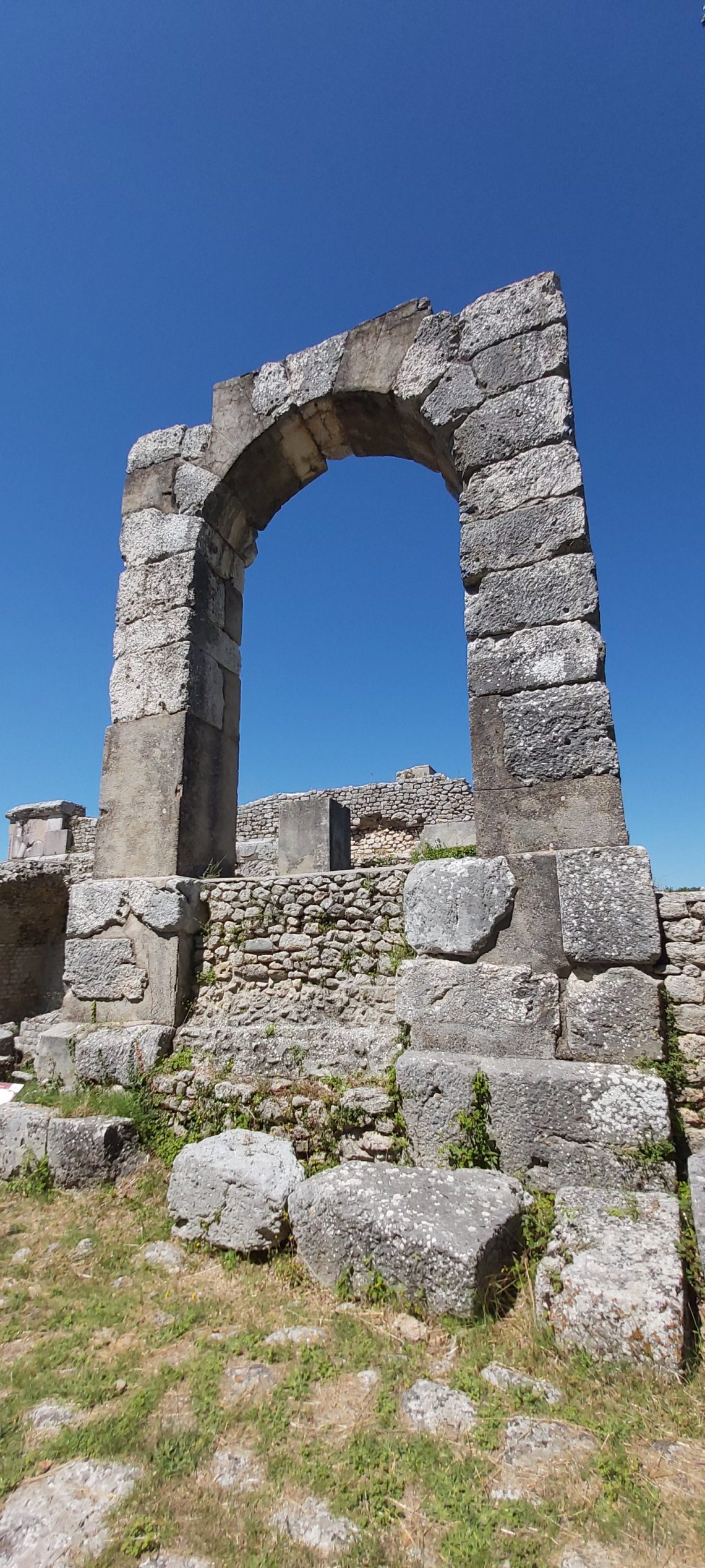 Sulle orme dei Romani: visitare il parco archeologico di Carsulae ...