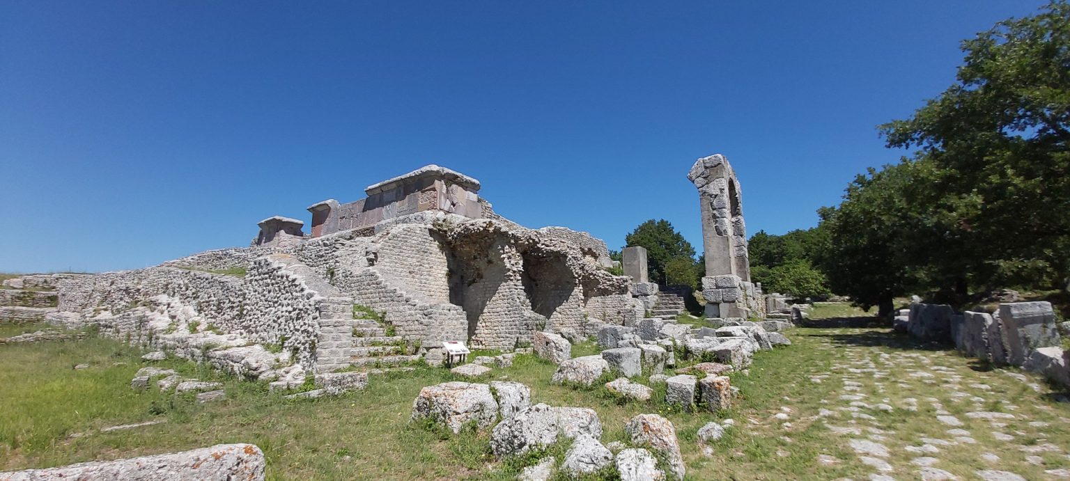 Sulle orme dei Romani: visitare il parco archeologico di Carsulae ...