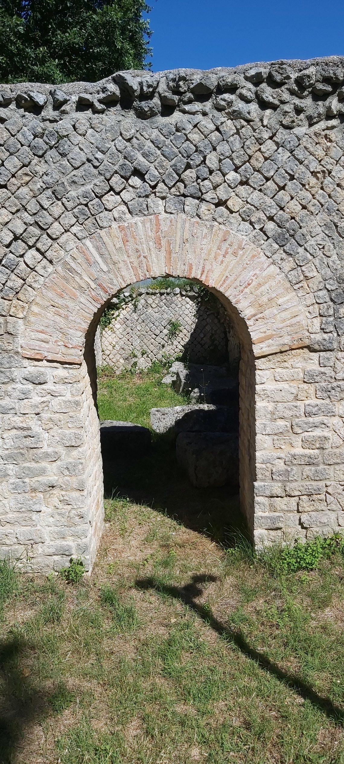 Sulle orme dei Romani: visitare il parco archeologico di Carsulae ...