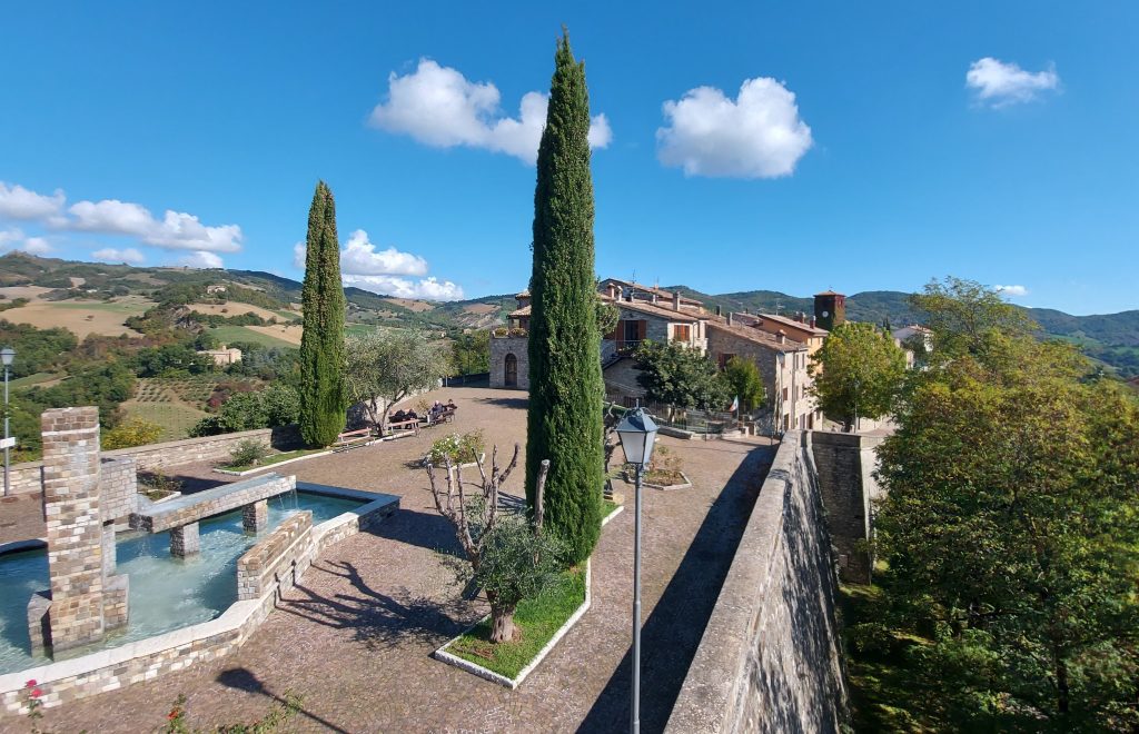 Frontino: visitare uno dei borghi più belli d'Italia : Trottole in Viaggio